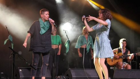 Huesca se une al Día de los Derechos Humanos con un concierto de Komando Komare por las mujeres ...