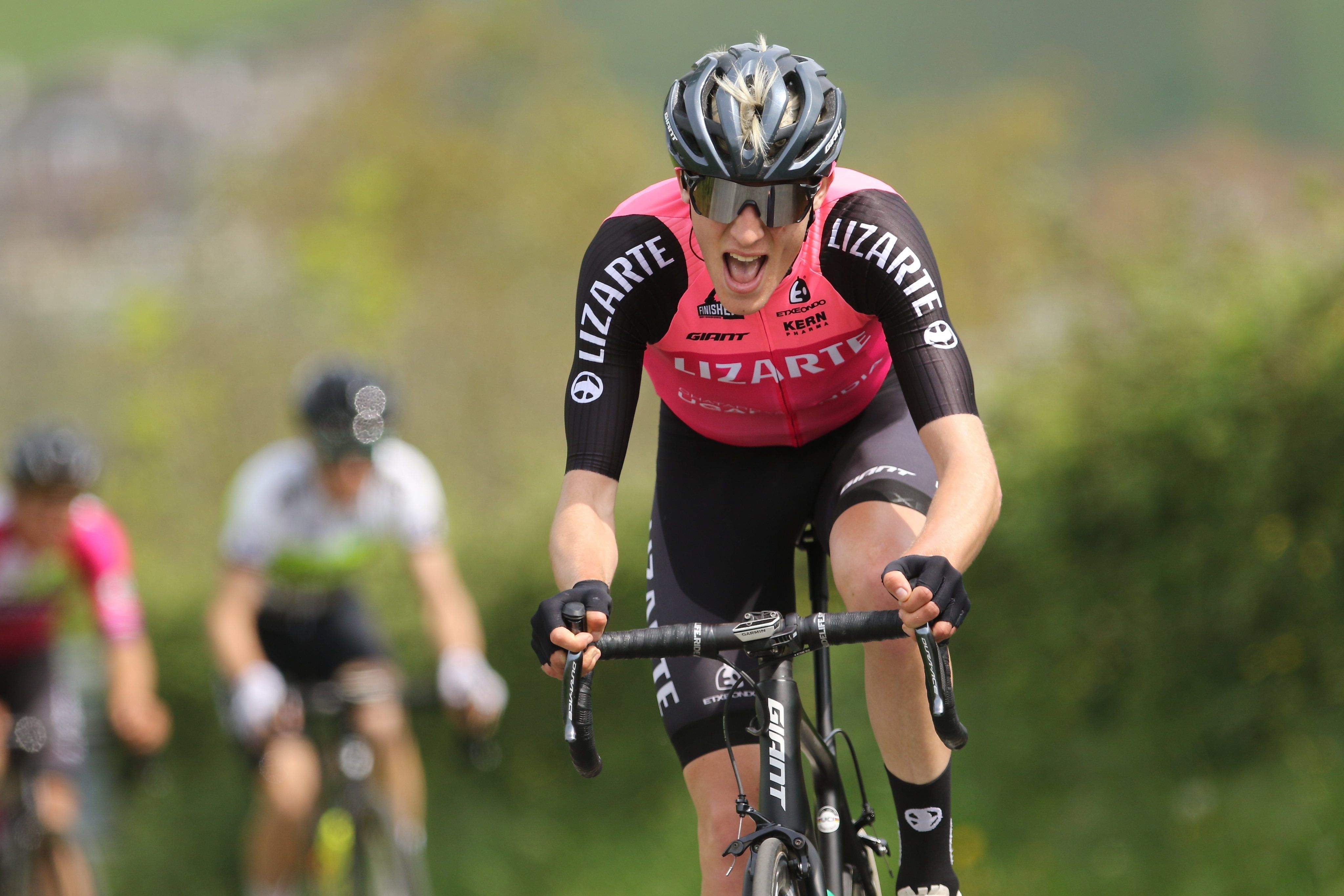 Pablo Castrillo alza los brazos en Oñati