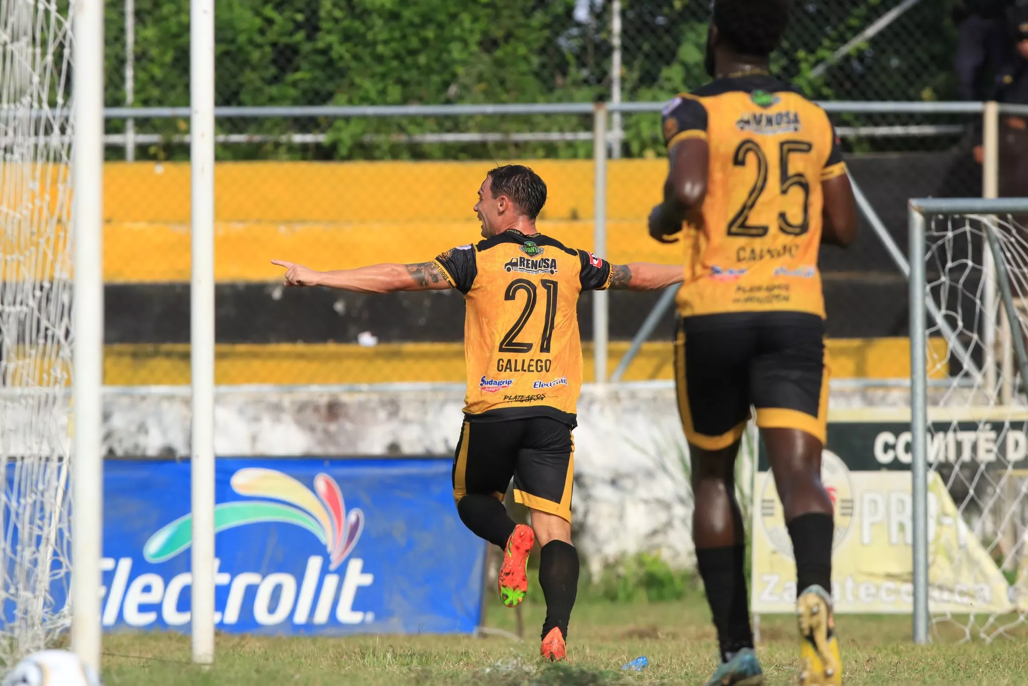 Pablo Gállego marca con el Platense... y se lo dedica a Manu Tena