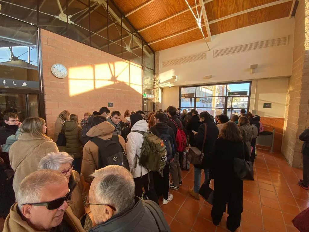 Indignación por el retraso de dos horas y media del tren de Binéfar ...