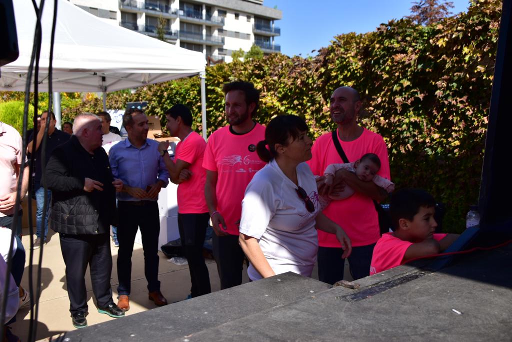 Alrededor de 750 personas tiñen de rosa la ciudad de Monzón en la...