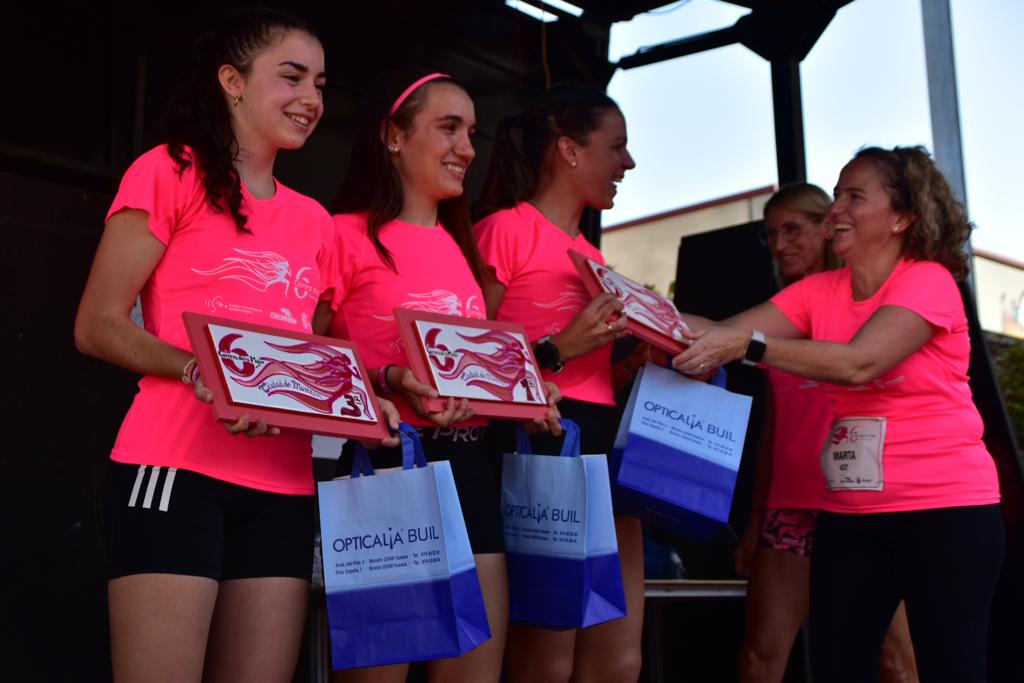 Alrededor de 750 personas tiñen de rosa la ciudad de Monzón en la...