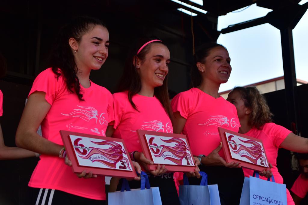 Alrededor de 750 personas tiñen de rosa la ciudad de Monzón en la...