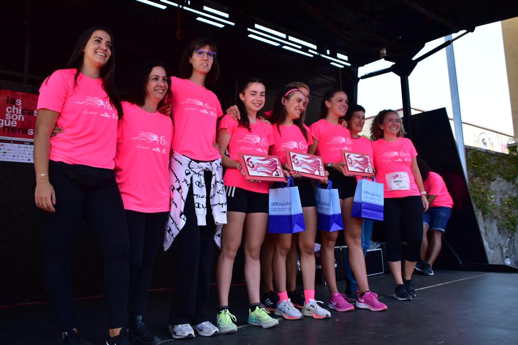 Alrededor de 750 personas tiñen de rosa la ciudad de Monzón en la...