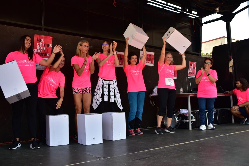 Alrededor de 750 personas tiñen de rosa la ciudad de Monzón en la...