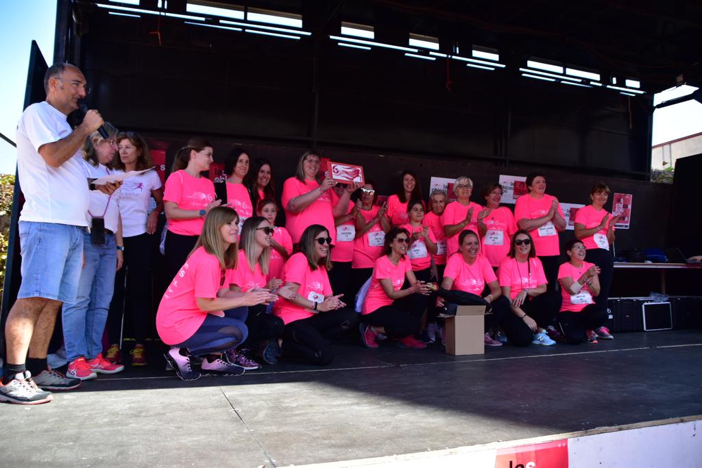 Alrededor de 750 personas tiñen de rosa la ciudad de Monzón en la...