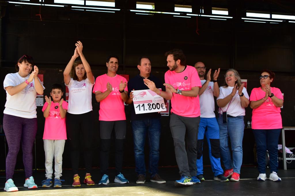 Alrededor de 750 personas tiñen de rosa la ciudad de Monzón en la...