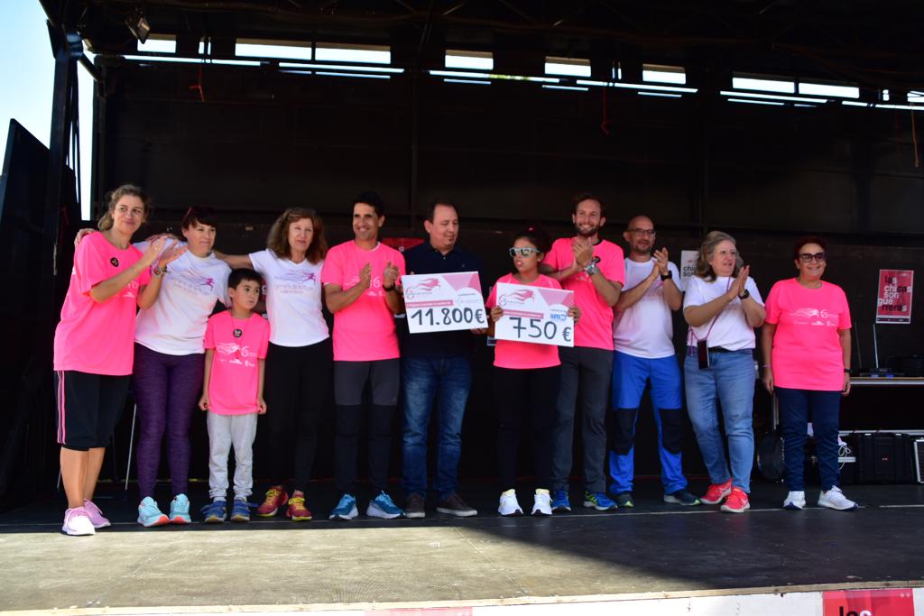 Alrededor de 750 personas tiñen de rosa la ciudad de Monzón en la...