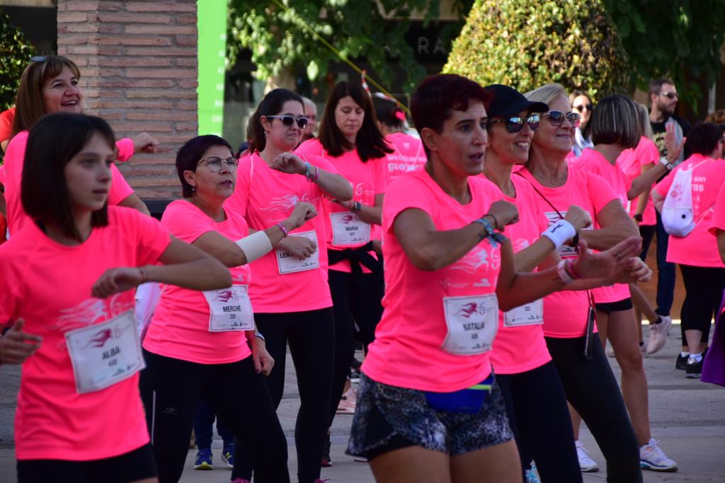 Alrededor de 750 personas tiñen de rosa la ciudad de Monzón en la ...