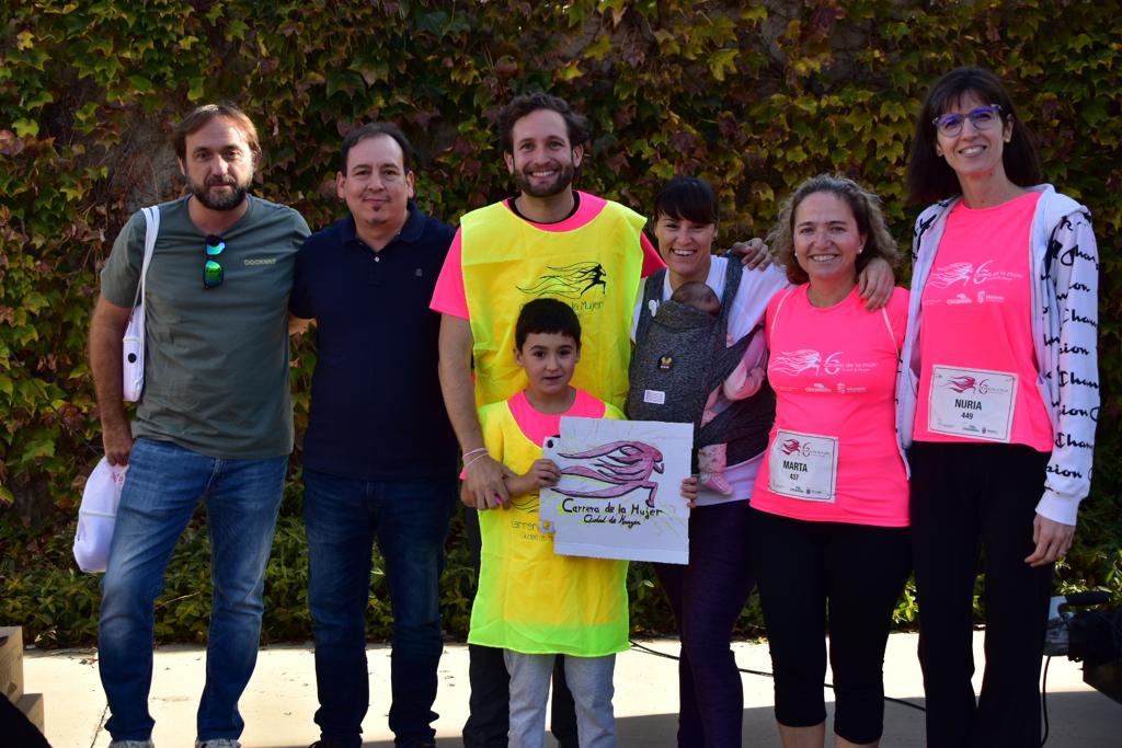 Alrededor de 750 personas tiñen de rosa la ciudad de Monzón en la ...