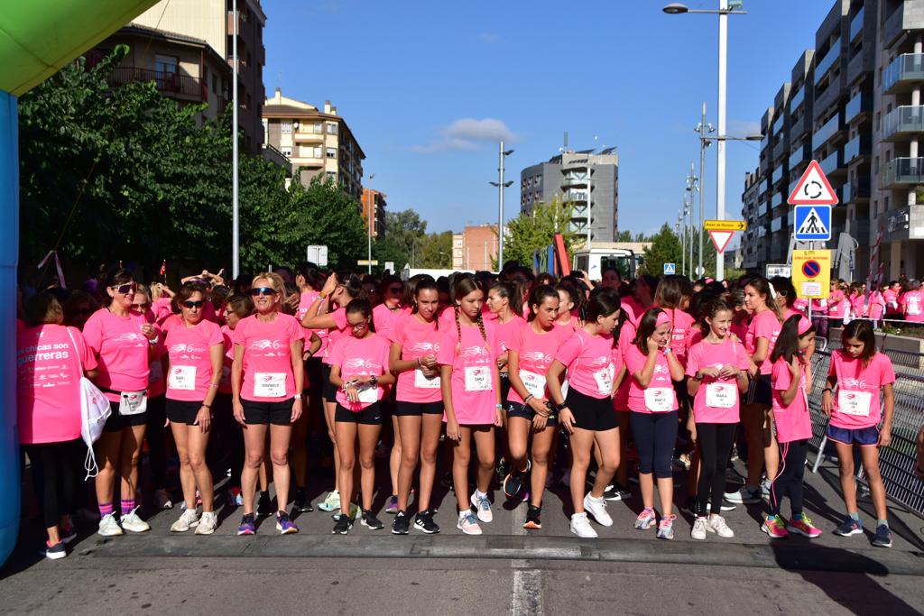 Alrededor de 750 personas tiñen de rosa la ciudad de Monzón en la...