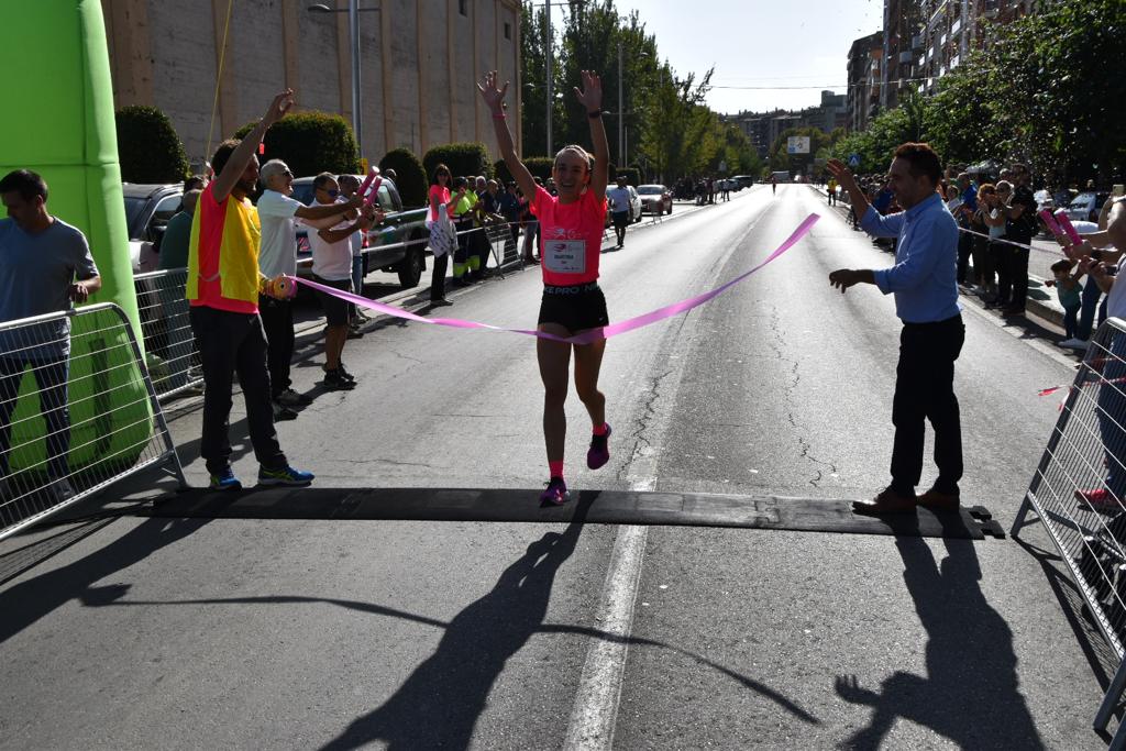Alrededor de 750 personas tiñen de rosa la ciudad de Monzón en la...