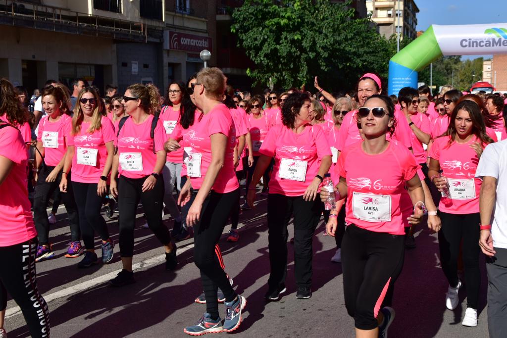 Alrededor de 750 personas tiñen de rosa la ciudad de Monzón en la...