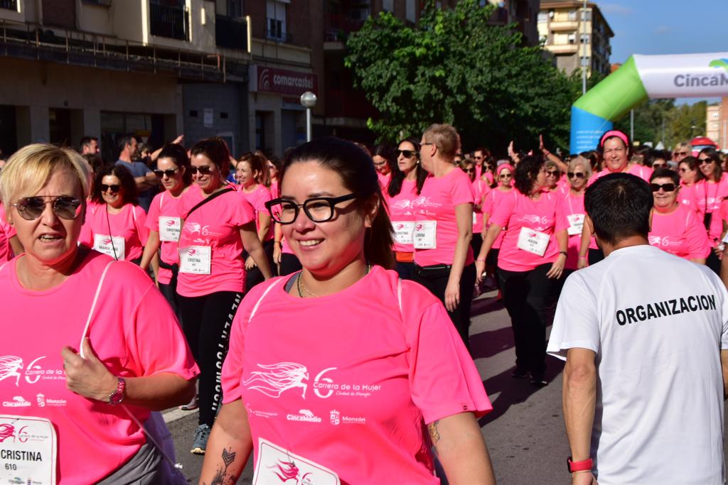 Alrededor de 750 personas tiñen de rosa la ciudad de Monzón en la...