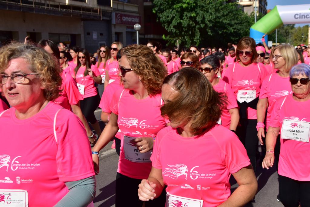 Alrededor de 750 personas tiñen de rosa la ciudad de Monzón en la...