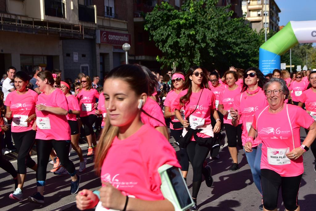 Alrededor de 750 personas tiñen de rosa la ciudad de Monzón en la...