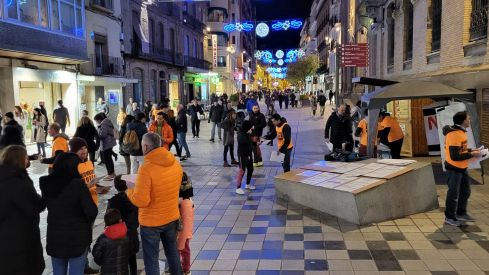 Bomberos de Huesca salen a la calle para informar a los ciudadanos de la situación del servicio