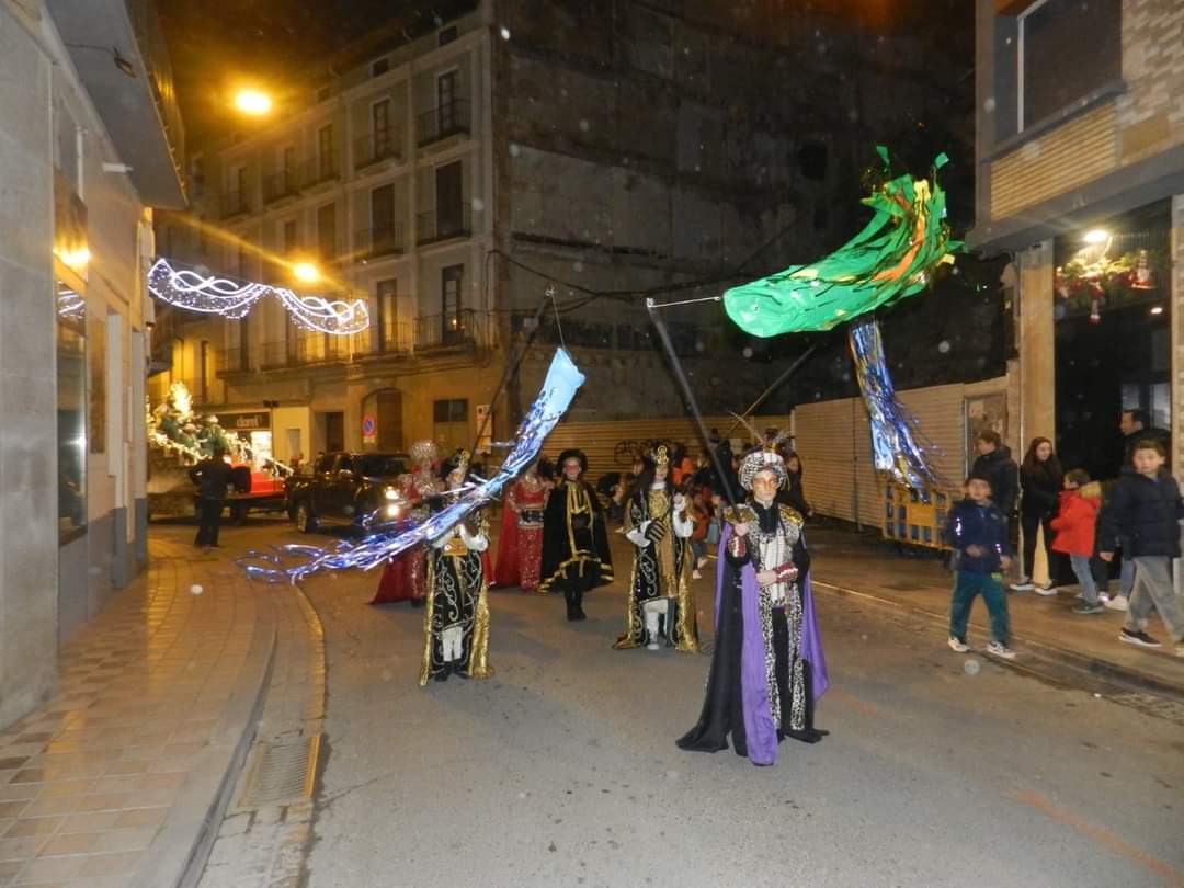 Cabalgata de Reyes en Barbastro, luz y alegría de una multitud entusiasmada