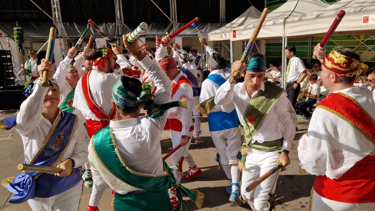 Imágenes de los Danzantes en la Plaza López Allué
