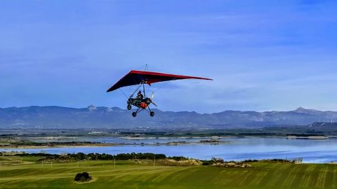 Ala delta a motor sobre el embalse de La Sotonera