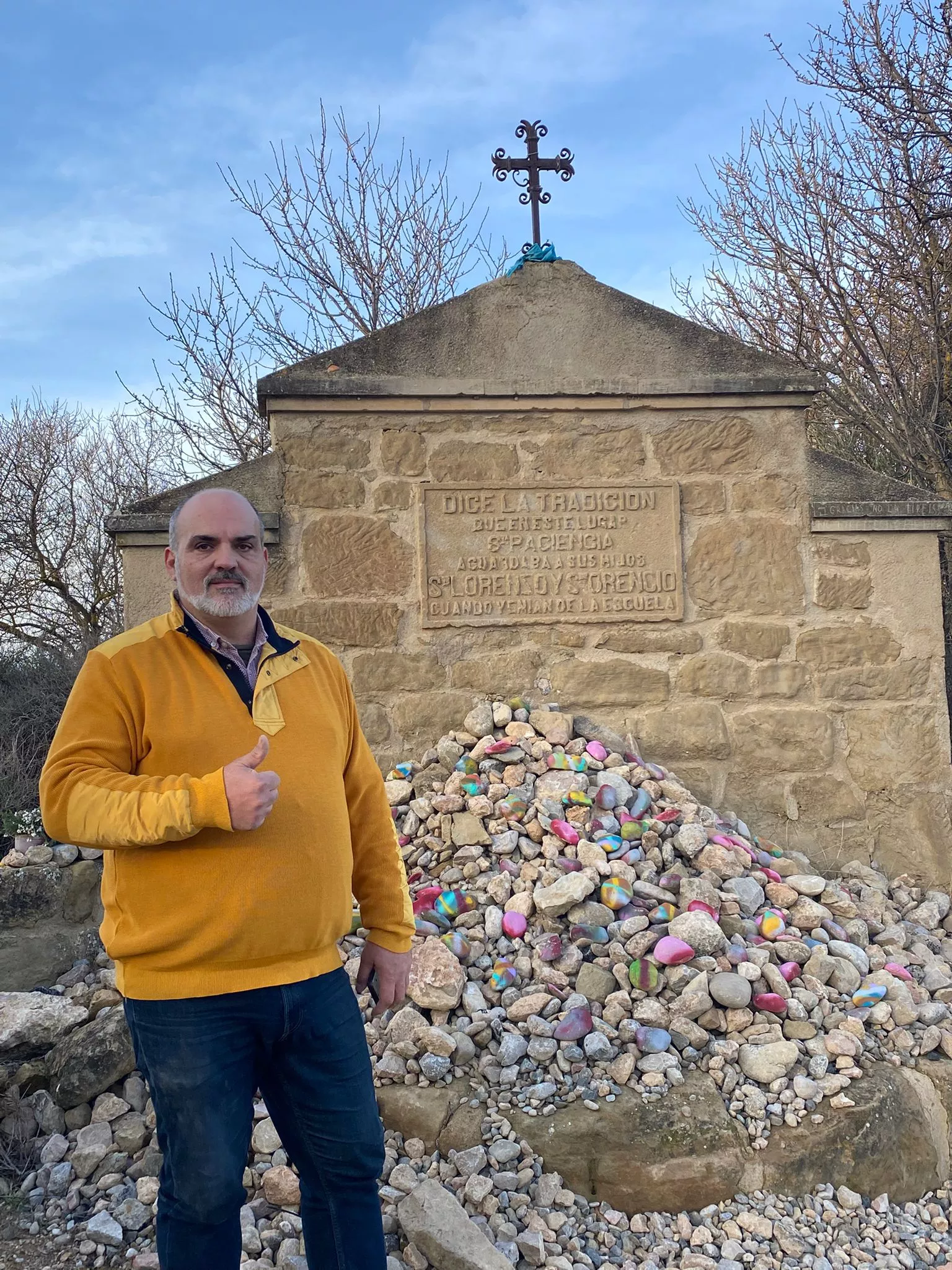 El artista Daniel Royo añade color a las tradicionales piedras junto al ...