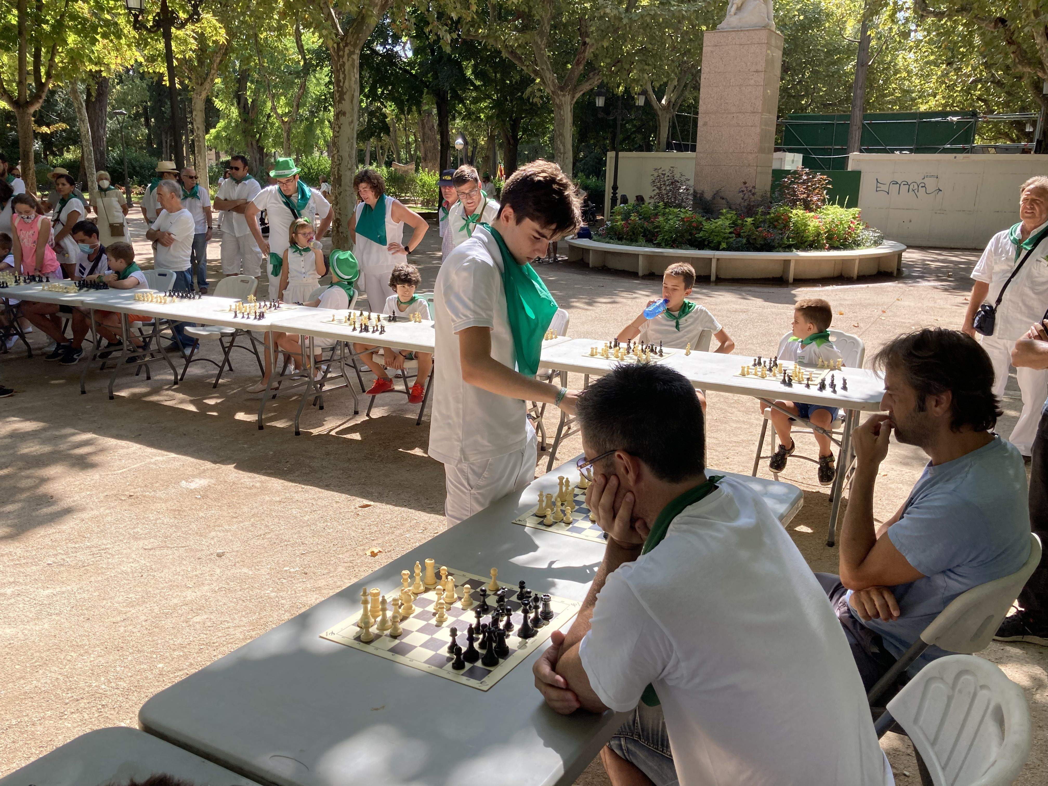 Partidas simultáneas de ajedrez por San Lorenzo