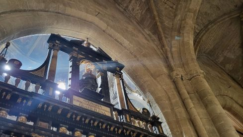 Expectación por el asoleo en la Catedral de Huesca, que plasma el...