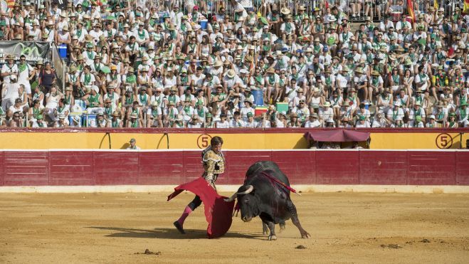 Las peñas se quejan del lanzamiento de objetos al ruedo de la plaza de ...