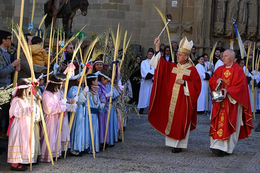 Un gentío acompaña en Huesca a Jesucristo en el jubiloso Domingo de Ramos