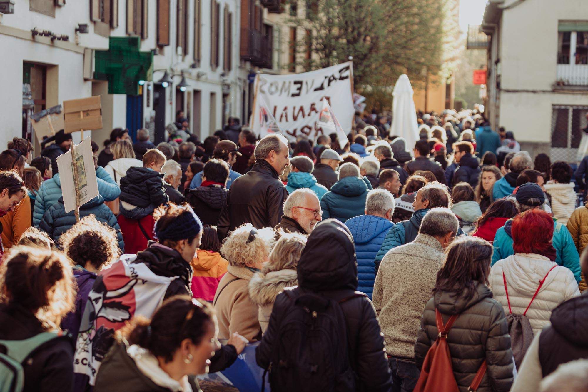 Multitudinaria manifestación en Jaca en defensa de Canal Roya