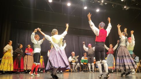 Imágenes del Grupo Folclórico San Lorenzo en el Ciclo de Folclore ...