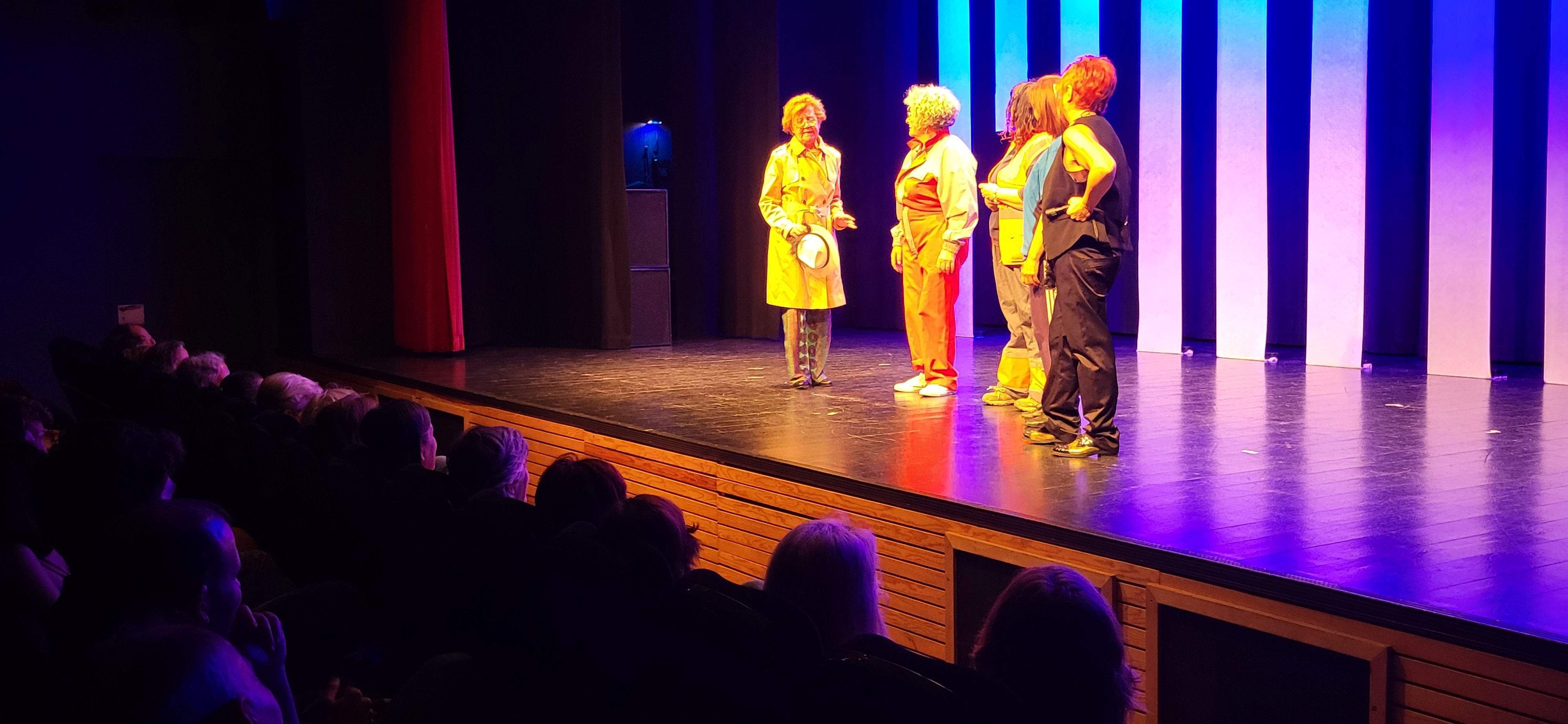 Imágenes de Las Lolas interpretando "Las chicas de la asamblea"